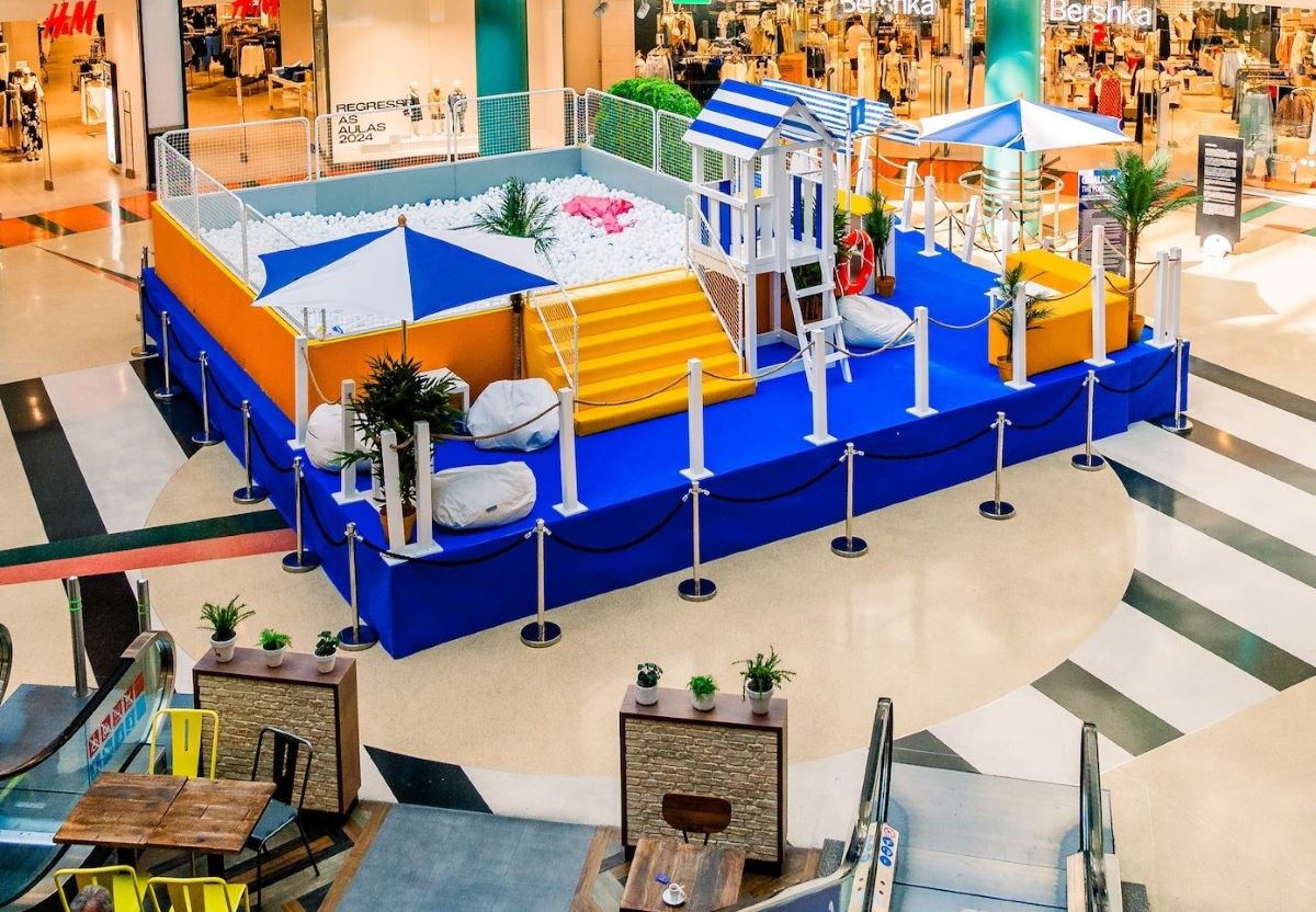 Piscina de bolas gigante e gratuita: diversão para todas as idades
