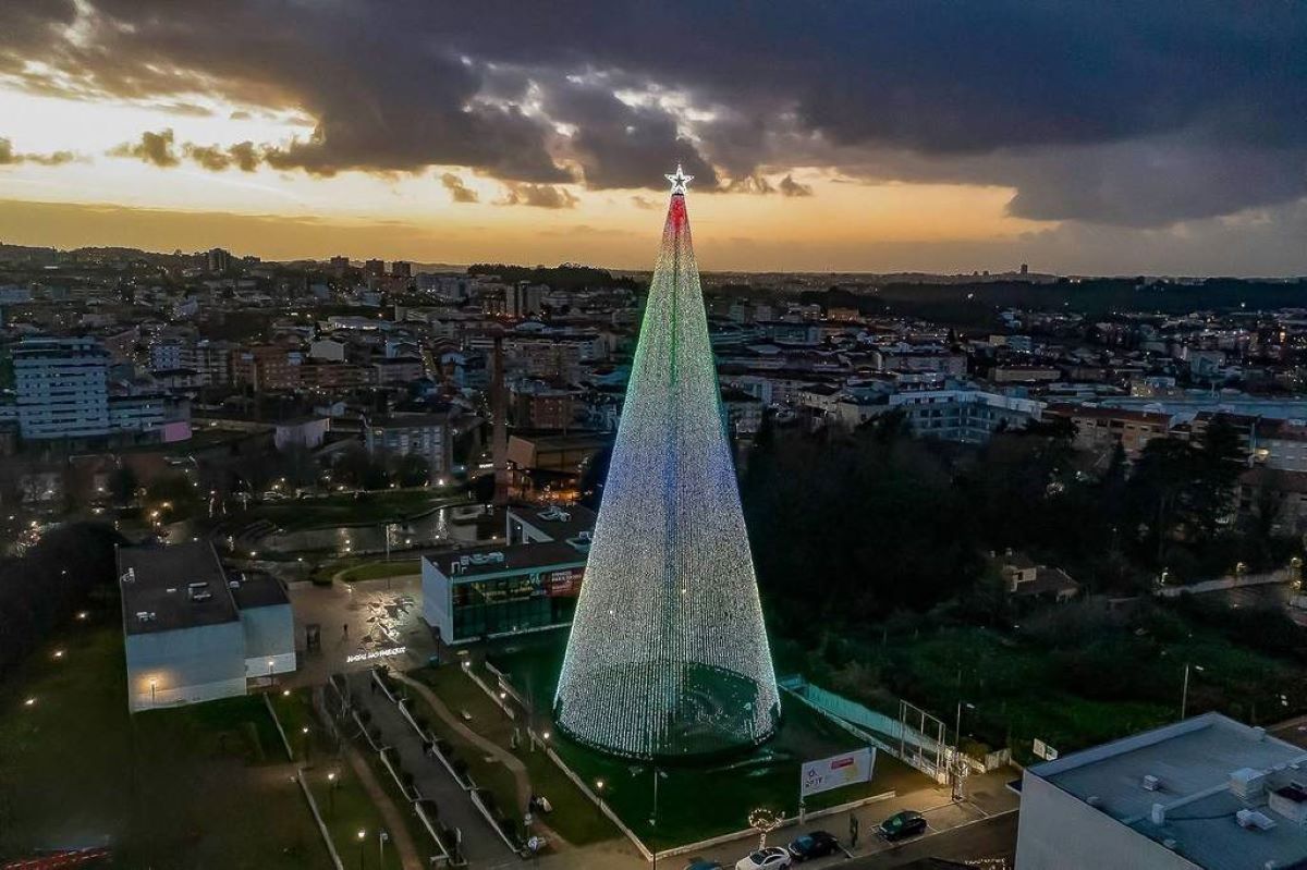 The country's largest Christmas tree lights up this Friday