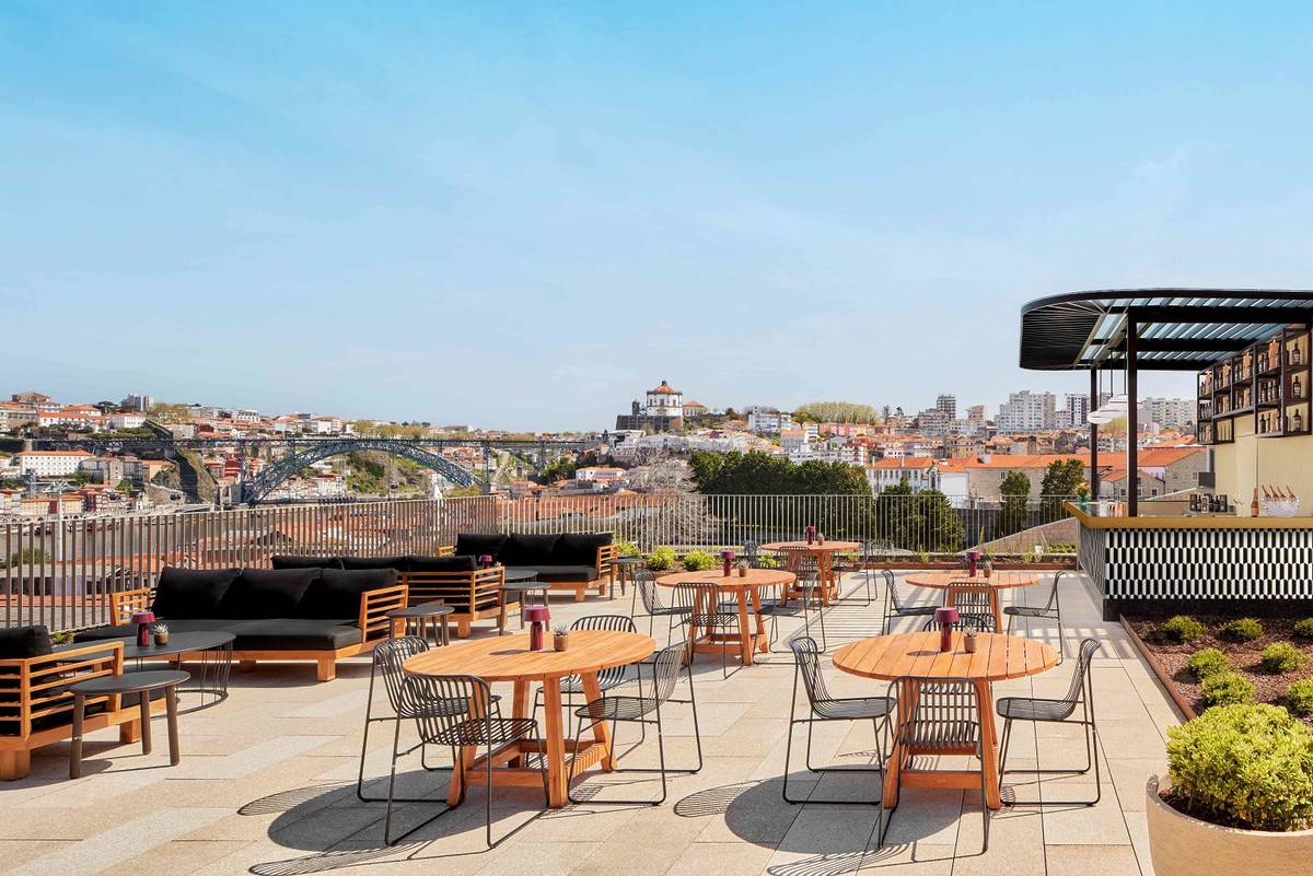 Há um novo rooftop com uma vista deslumbrante sobre o Porto e o rio Douro para conhecer em Vila ...