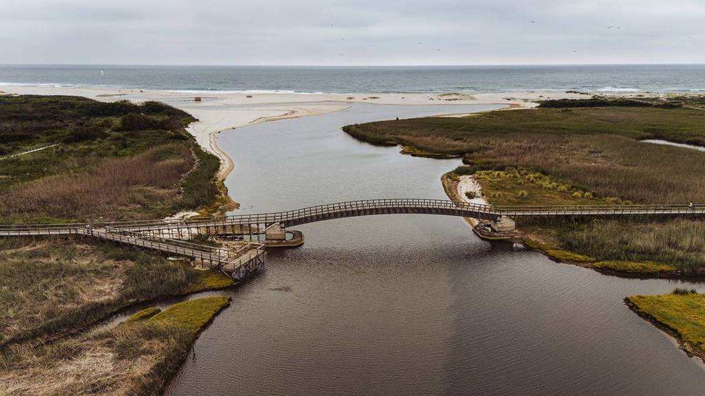 Estes passadiços incríveis levam-te a uma ‘lagoa secreta’ e à praia ...