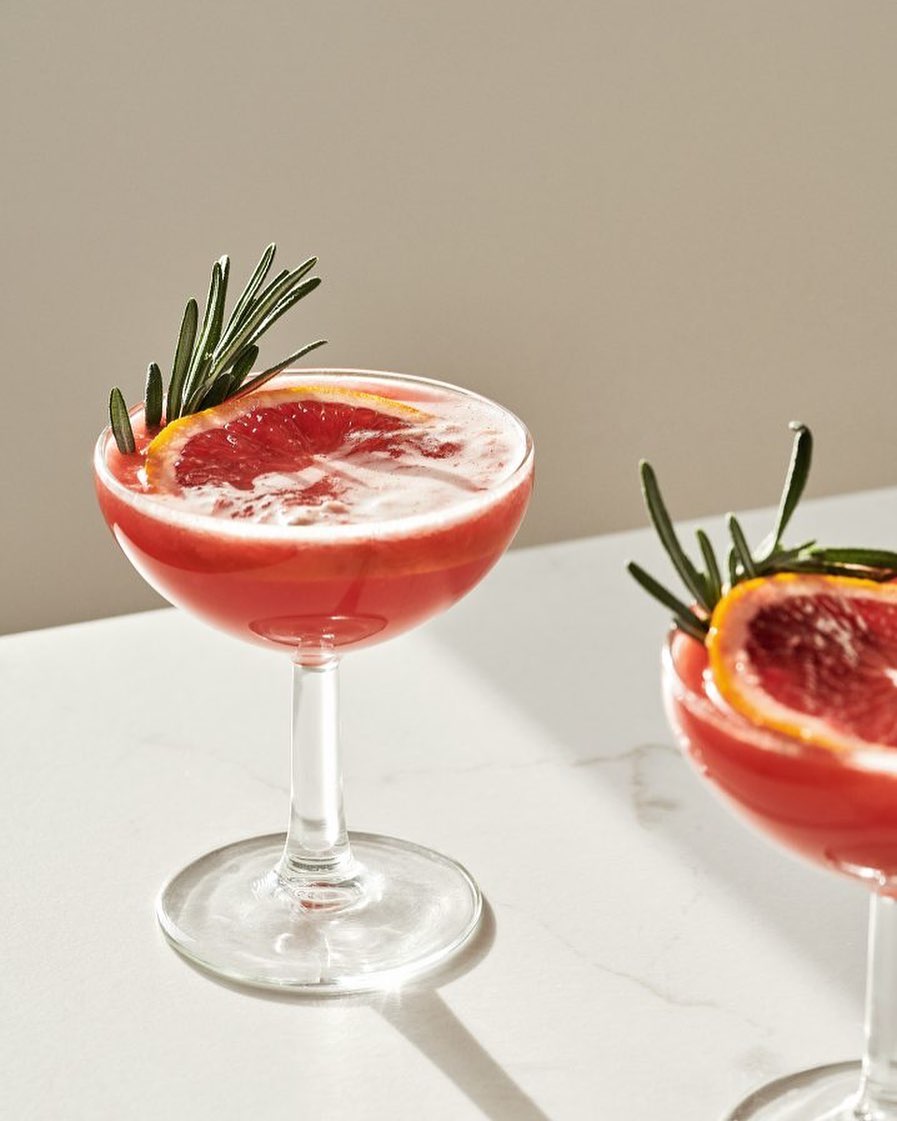 Recette : mocktail à l’orange sanguine & au romarin de Trois fois par jour