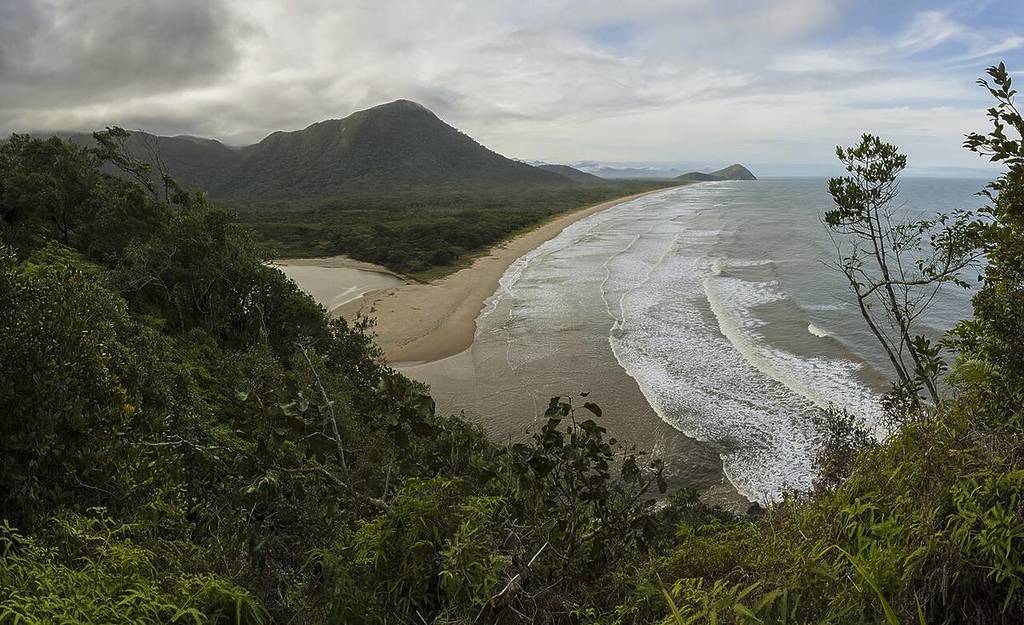 Peruíbe, a 2h de SP, oferece "Caribe paulista" e turismo ufológico
