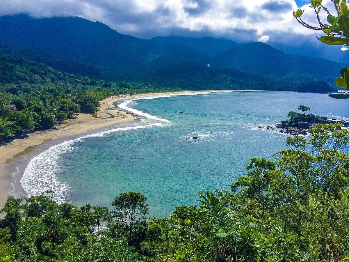 Castelhanos Beach (SP) has the shape of a heart and crystal-clear sea