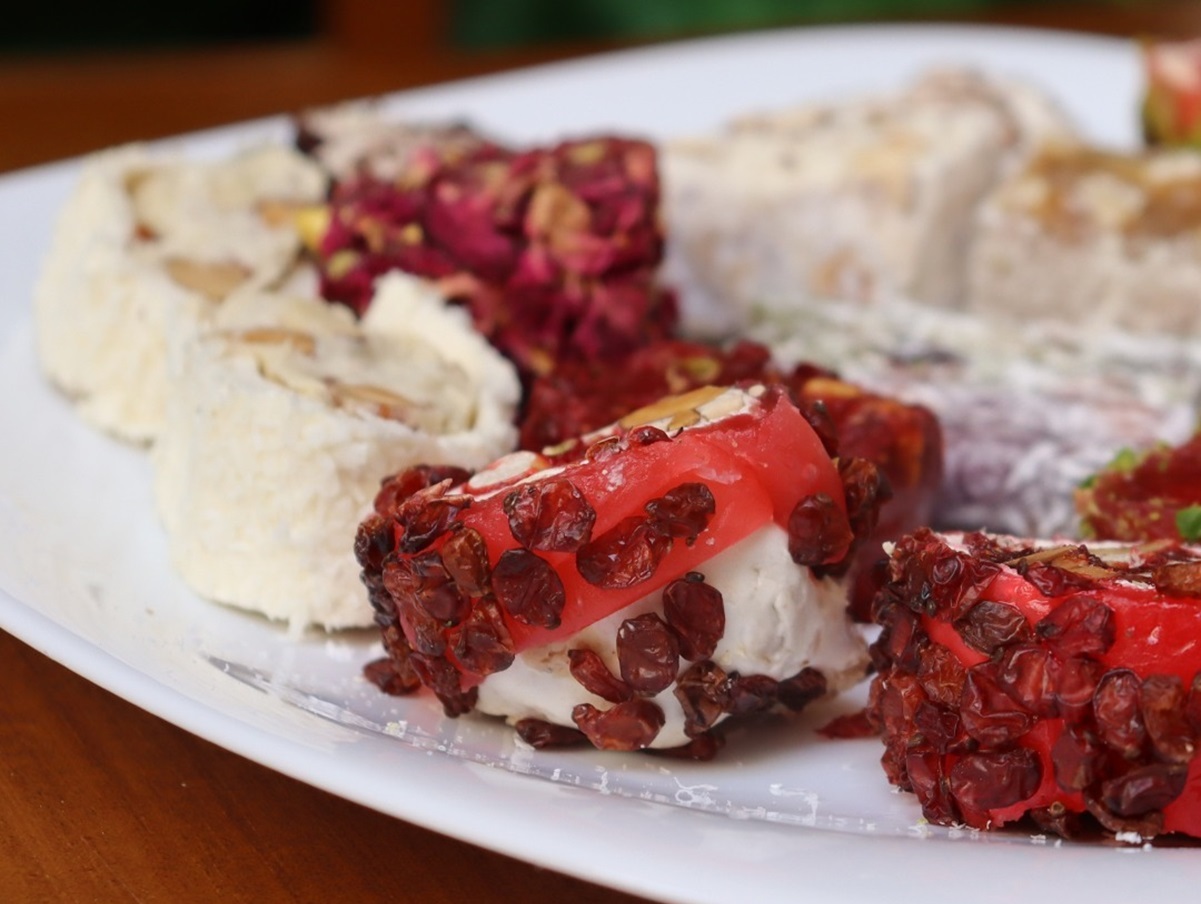 Rafih Moema: Arab coffee shop with sweets and typical products in SP