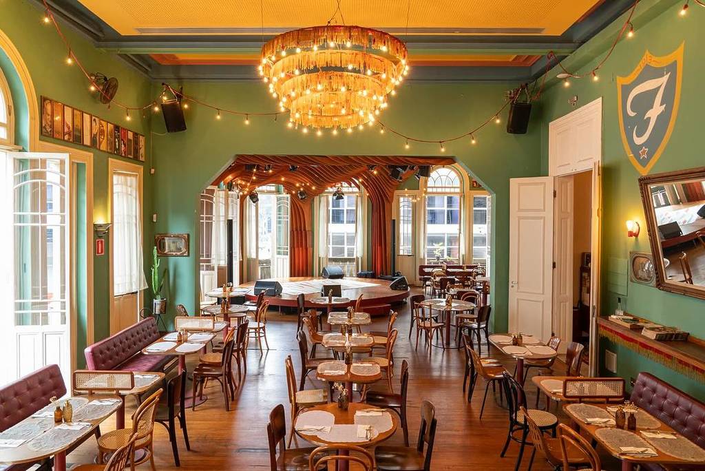 Bar in historic mansion in downtown São Paulo - samba circles ...
