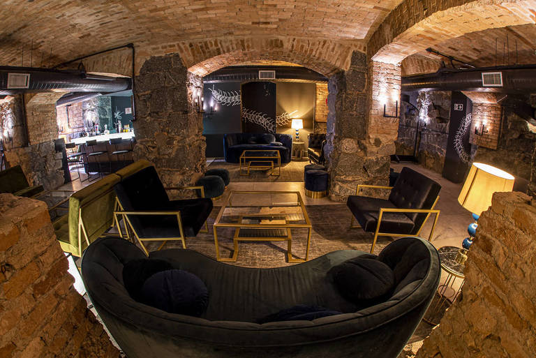 Este bar no porão do Theatro Municipal esconde labirinto inspirado em ...