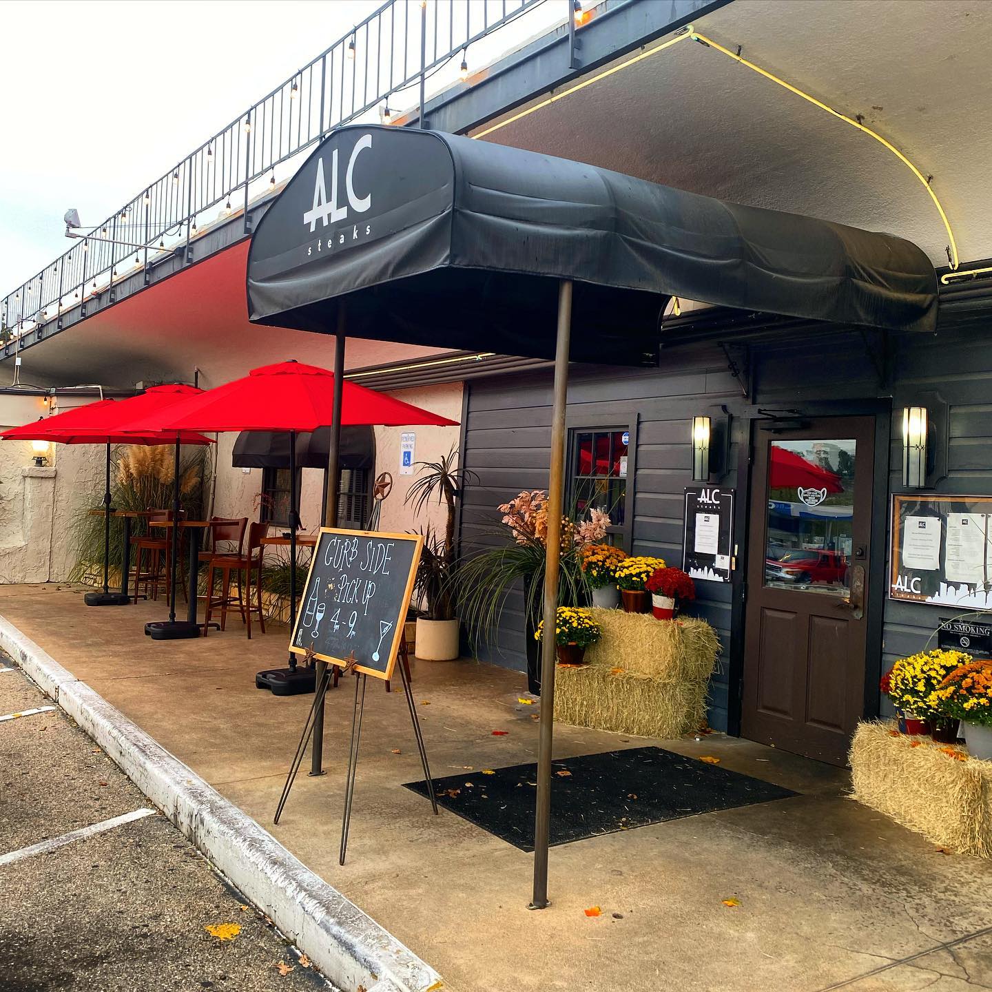 9 Sizzling Steakhouses In Austin With The Juiciest Cuts