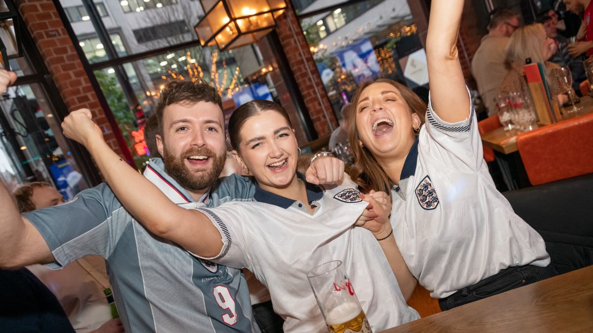 Win A £250 Bar Tab Just By Looking Like A Famous Footballer