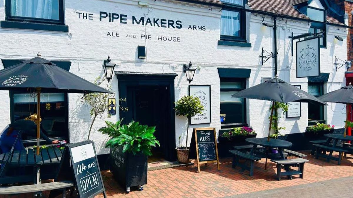 One Of The UK's Most Beautiful Pubs Is An Hour From Birmingham