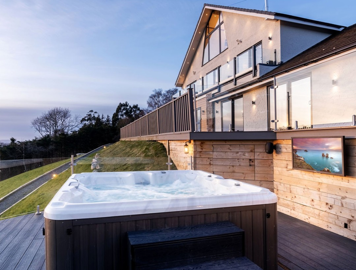 Clwyd Gate Manor: A 6-Star Airbnb With A Spa And Cave Bar - Secret ...