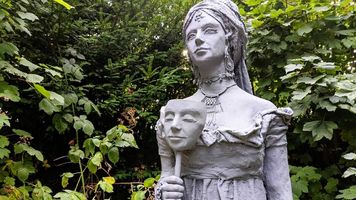 This Mysterious Artist Has Put A Statue Of A Bristol Legend In A Graveyard