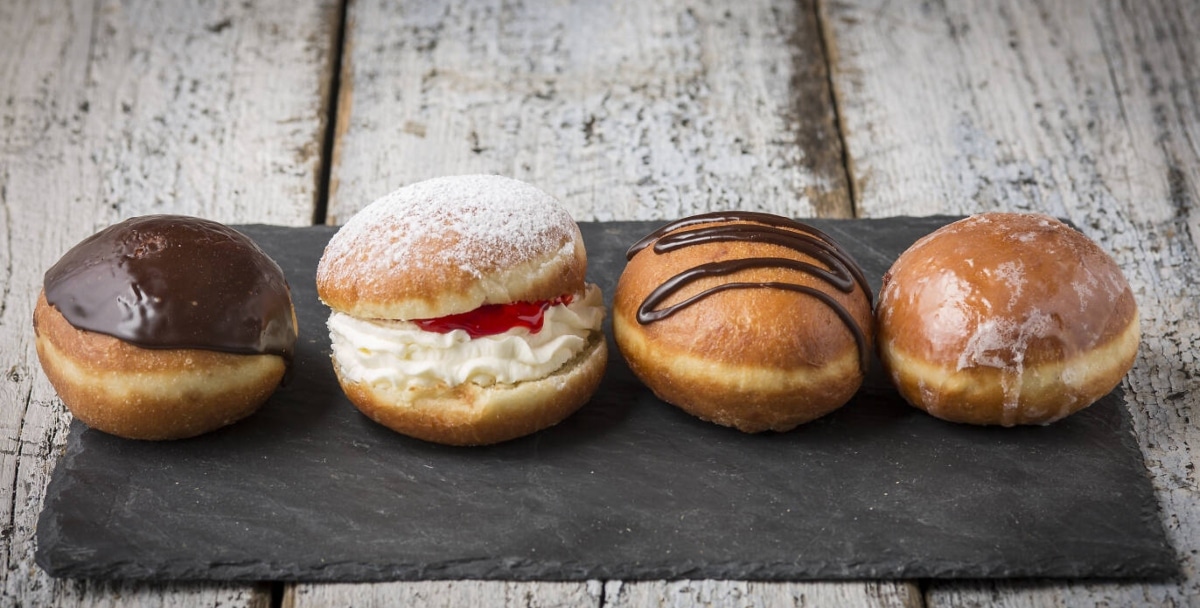 Inside The Tiny Chicago Bakery Known For Its Legendary 20-Year Pączki ...