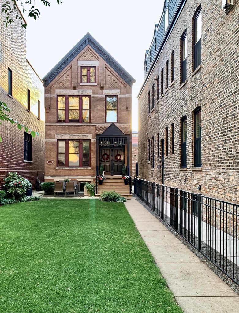15 Charming "Up" Holdout Houses Resisting Peer Pressure In Chicago