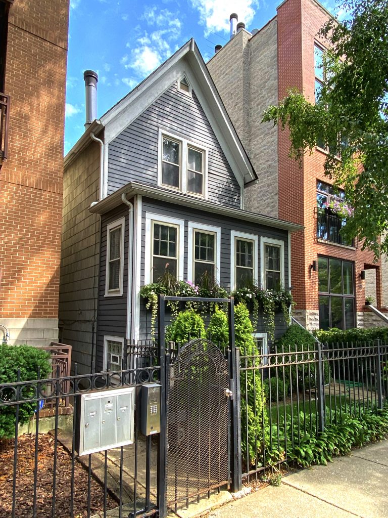 15 Charming "Up" Holdout Houses Resisting Peer Pressure In Chicago