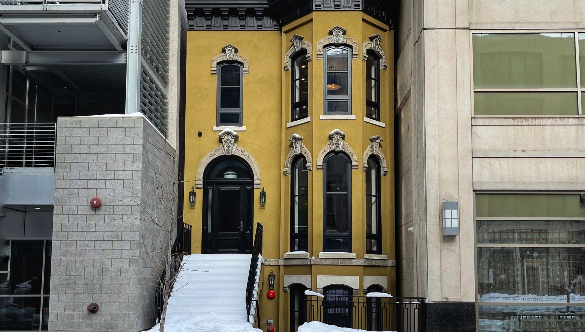 15 Charming "Up" Holdout Houses Resisting Peer Pressure In Chicago