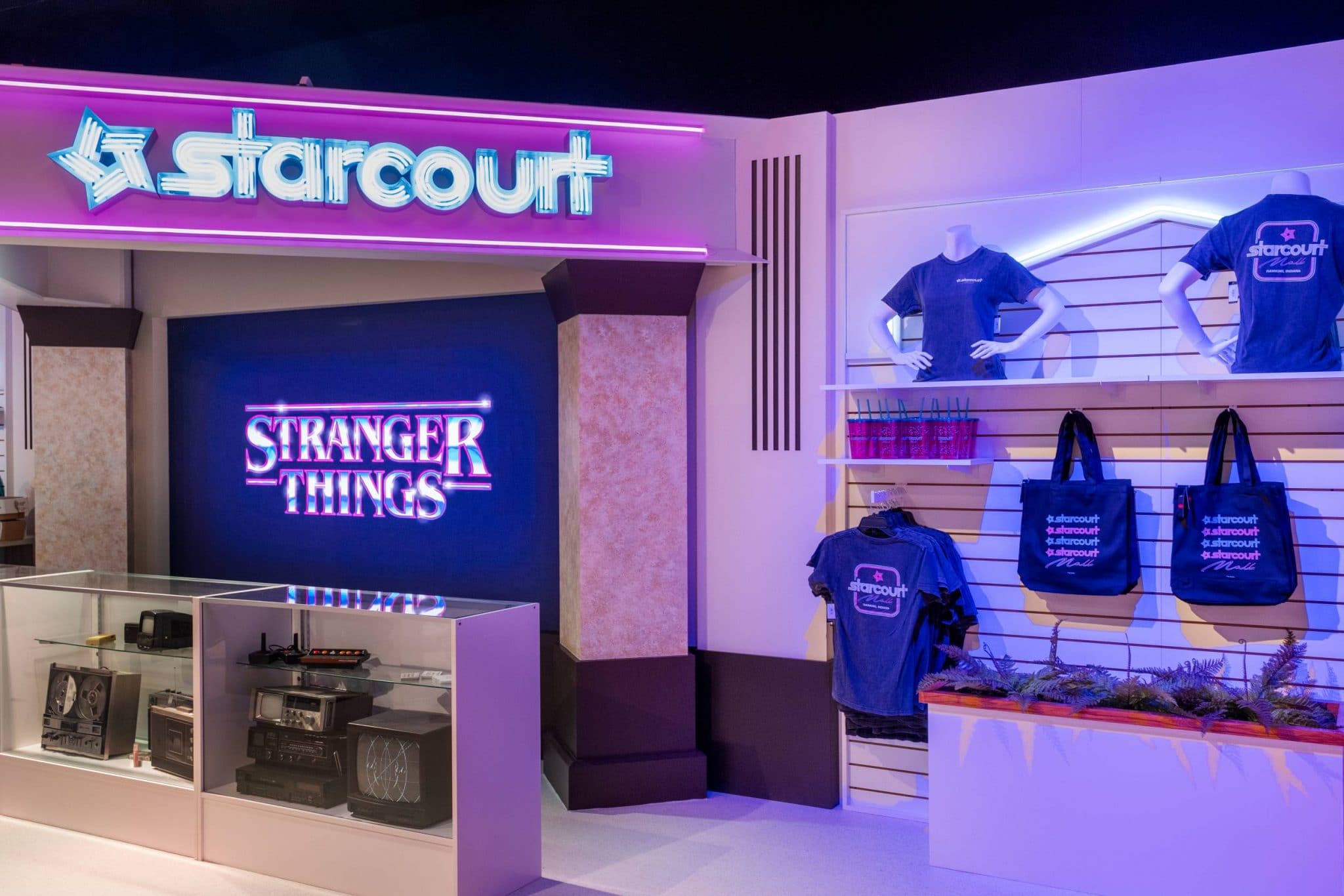 You Can Now Visit Oak Brook's First Official Stranger Things Store For ...