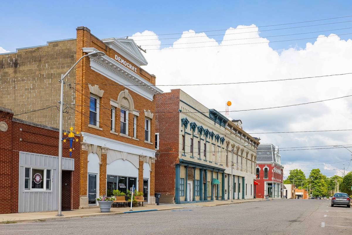 The Best Small Towns Near Chicago To Visit Right Now
