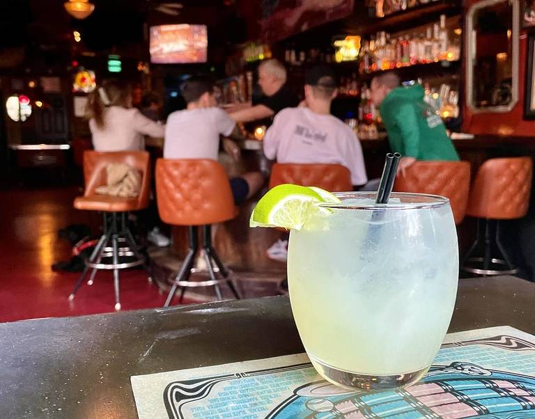 20+ Best Happy Hours In Chicago Right Now 2025