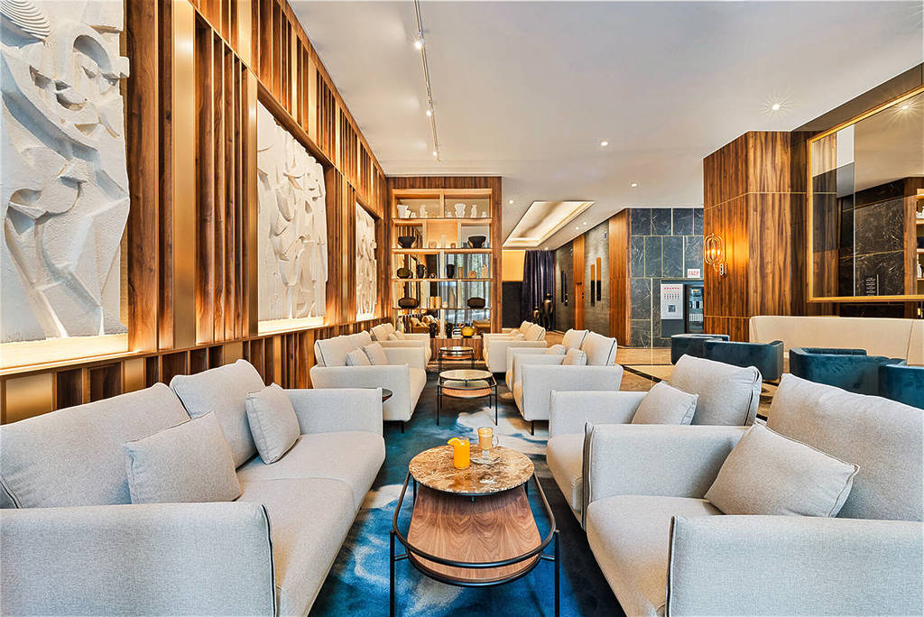 RIU Plaza Chicago Has The Most Incredible Glass Balcony