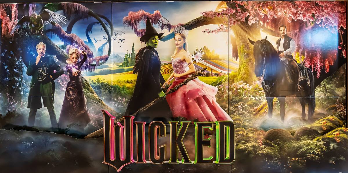 Echa un vistazo a estas fiestas de escucha de la banda sonora de Wicked ...