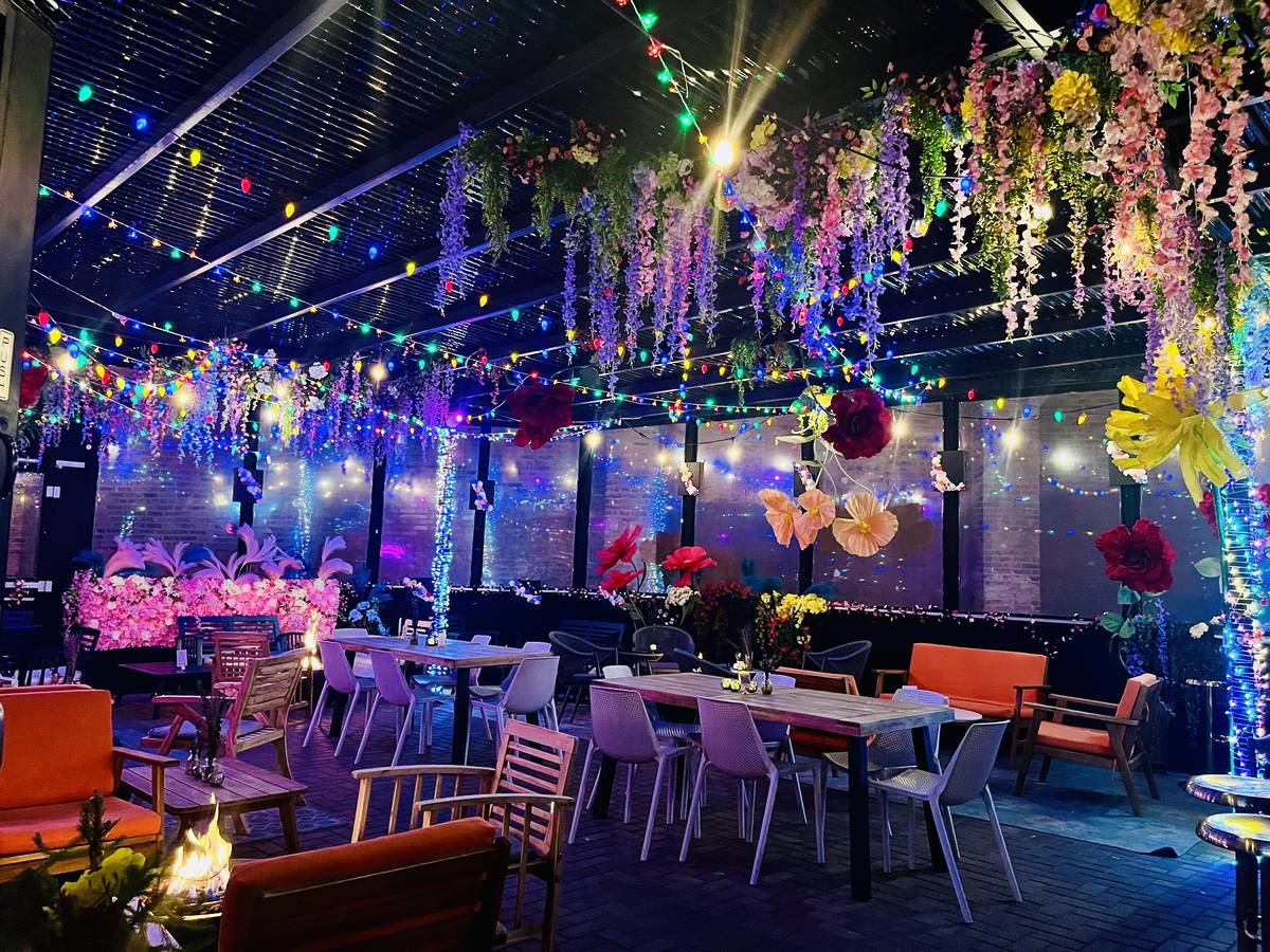 Dandy Crown organiza una fiesta para ver la final de White Lotus en Chicago