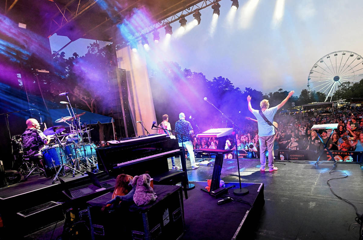 Brookfield Zoo's Roaring Nights Concert Series Back This Summer