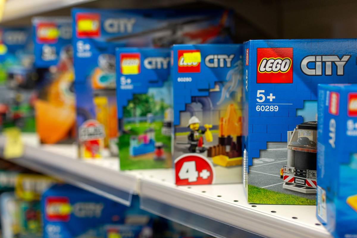 A Giant LEGO Store Opened Near Chicago Just in Time for the Holidays ...