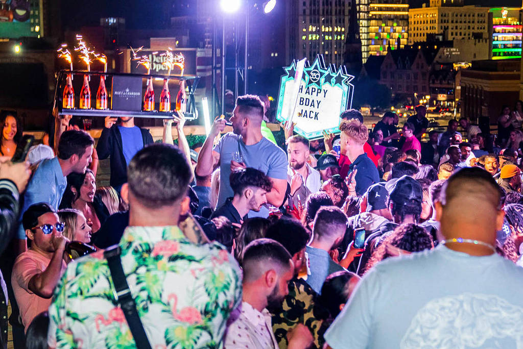 15 Best Rooftop Bars Around Detroit That You Need To Visit