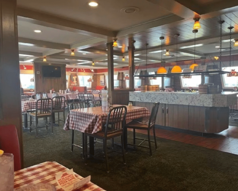 This Retro Pizza Hut Is A Large Slice Of Nostalgia Outside Houston