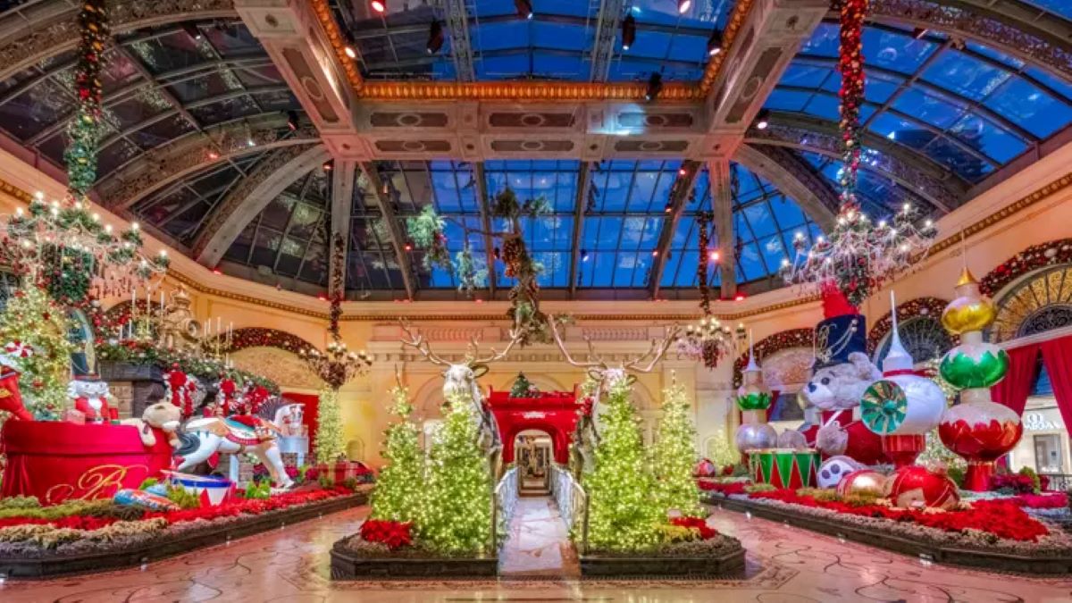 Don't Miss This Wonderful Christmas Display At Bellagio
