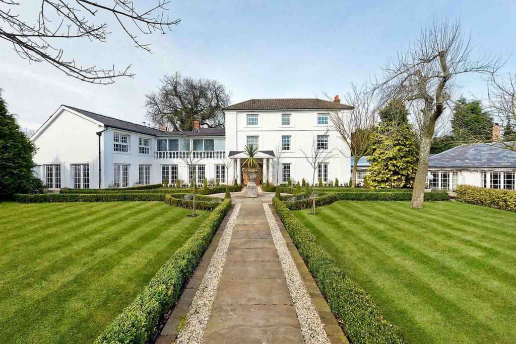 Big Party Houses Near London - 8 Luxurious Places To Go Wild In The Country