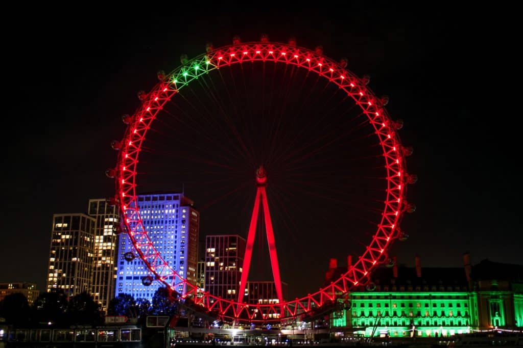 Das London Eye leuchtet am Remembrance Sunday und am Armistice Day ...