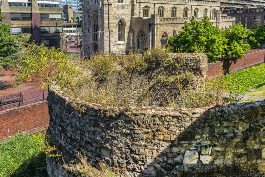 The London Wall: Hidden Roman Wall That Dates Back To 200AD