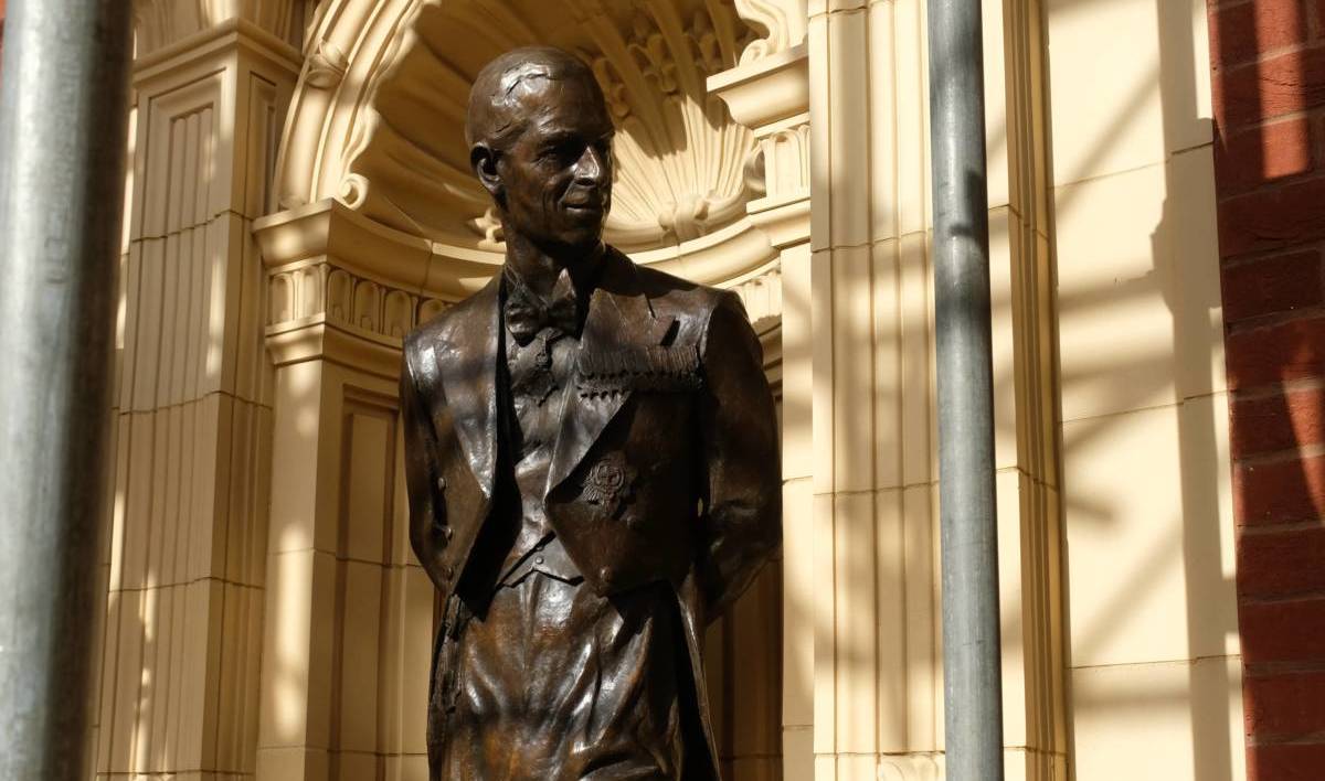 London's First Statue Of Queen Elizabeth II Has Just Been Installed