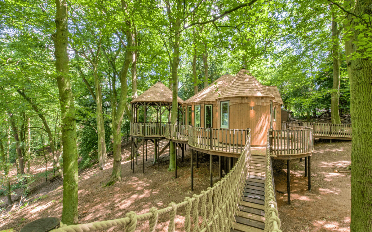 This Narnia-Themed Treehouse Near London Is The Perfect Staycation