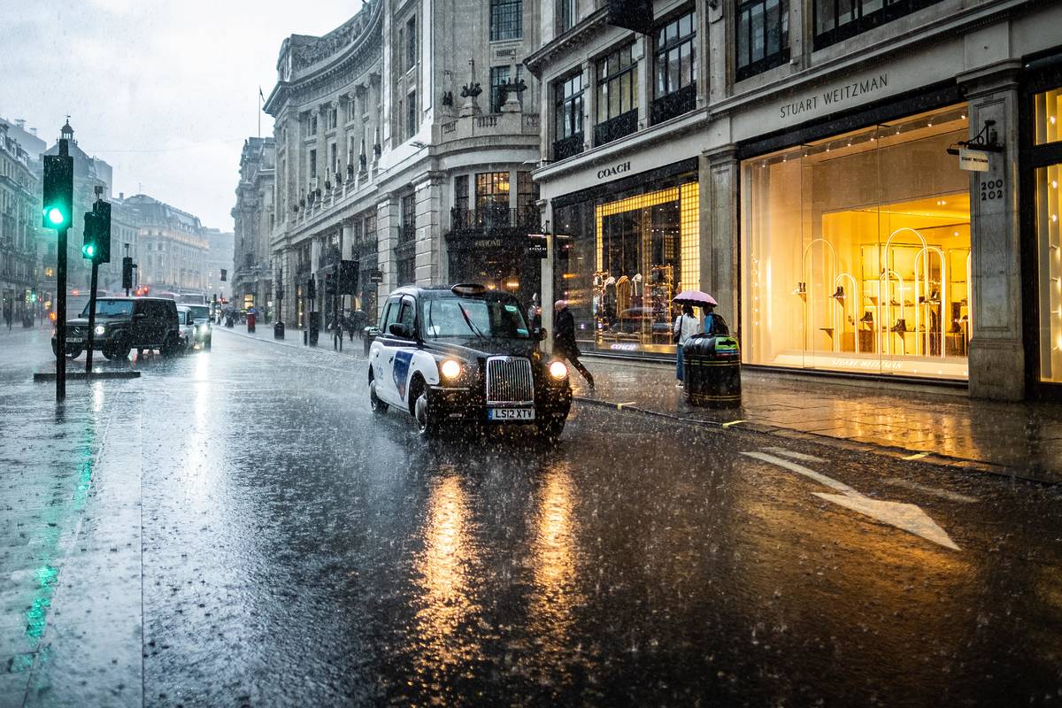 London Braving '28 Hours Of Rain' As Met Office Issue Flood Warning