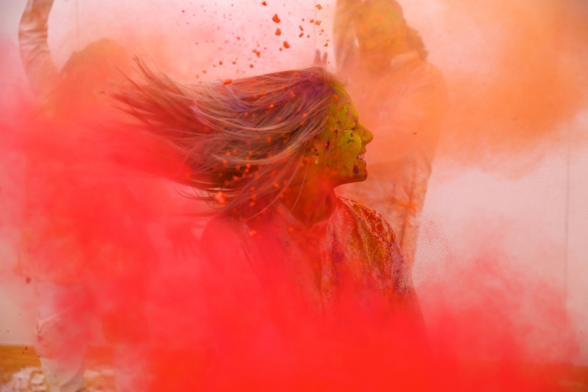 Questo Holi Pop-Up vi invita a lanciare vernice contro i vostri amici ...