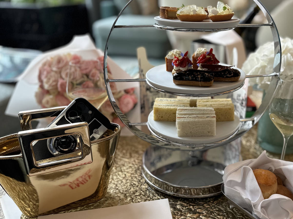 Emily In Paris Afternoon Tea Aterriza En Londres