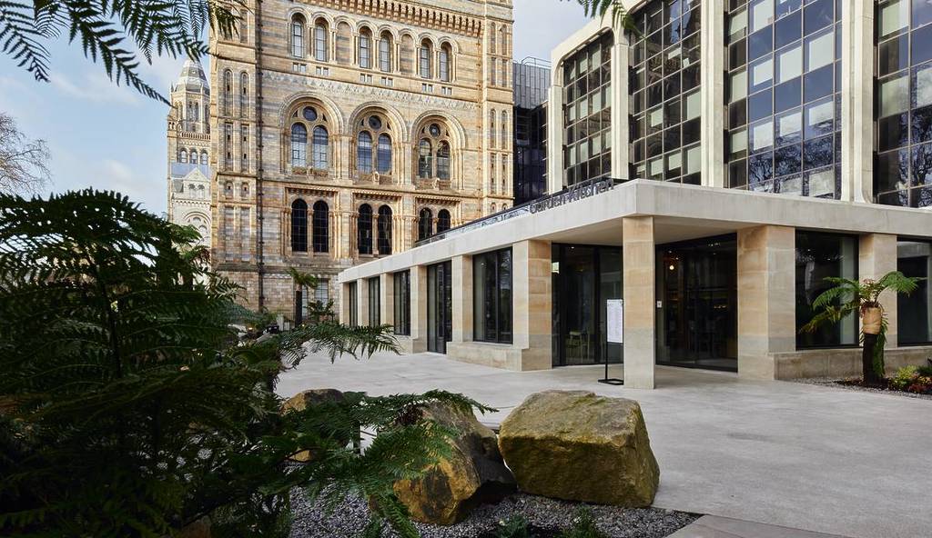 Das Naturhistorische Museum hat ein Café in seinen herrlichen Gärten ...