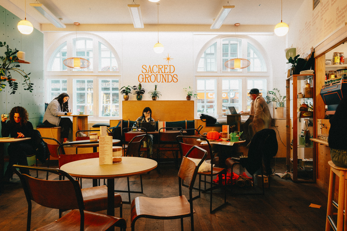 Este café do Soho tem um pátio secreto e um passado secreto