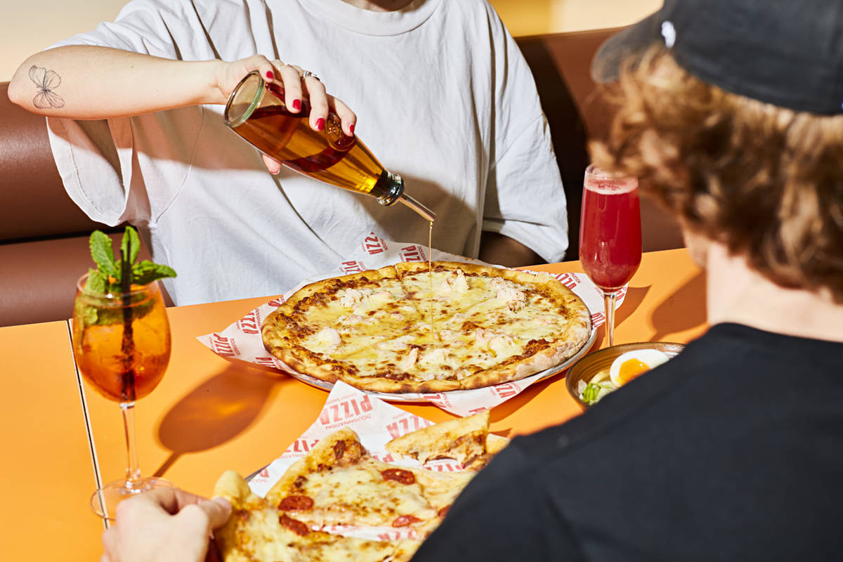 Deze pizzeria in Londen serveert bodemloze pizza en pitchers