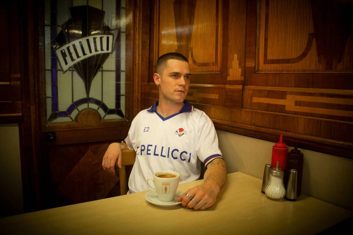 O icónico café londrino E. Pellicci lançou uma camisola de futebol