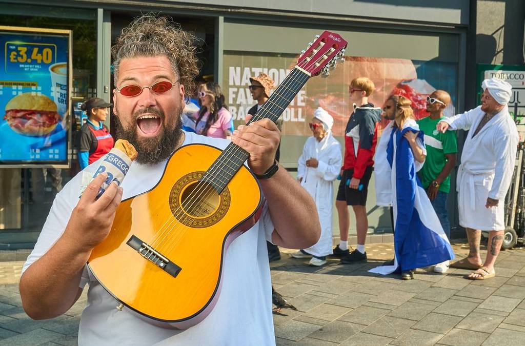 Greggs veranstaltet einen Lewis Capaldi "Lookalike"-Wettbewerb