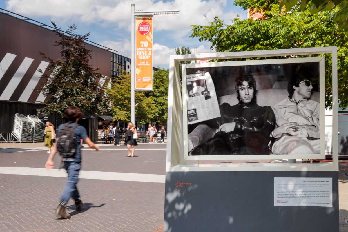 Una mostra fotografica gratuita sugli Oasis sbarca a Londra, a Wembley