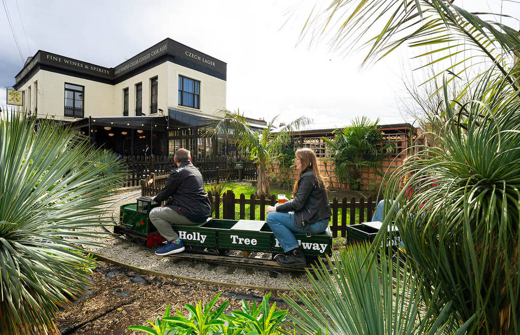 Ce pub londonien possède un train miniature dans son jardin à bière