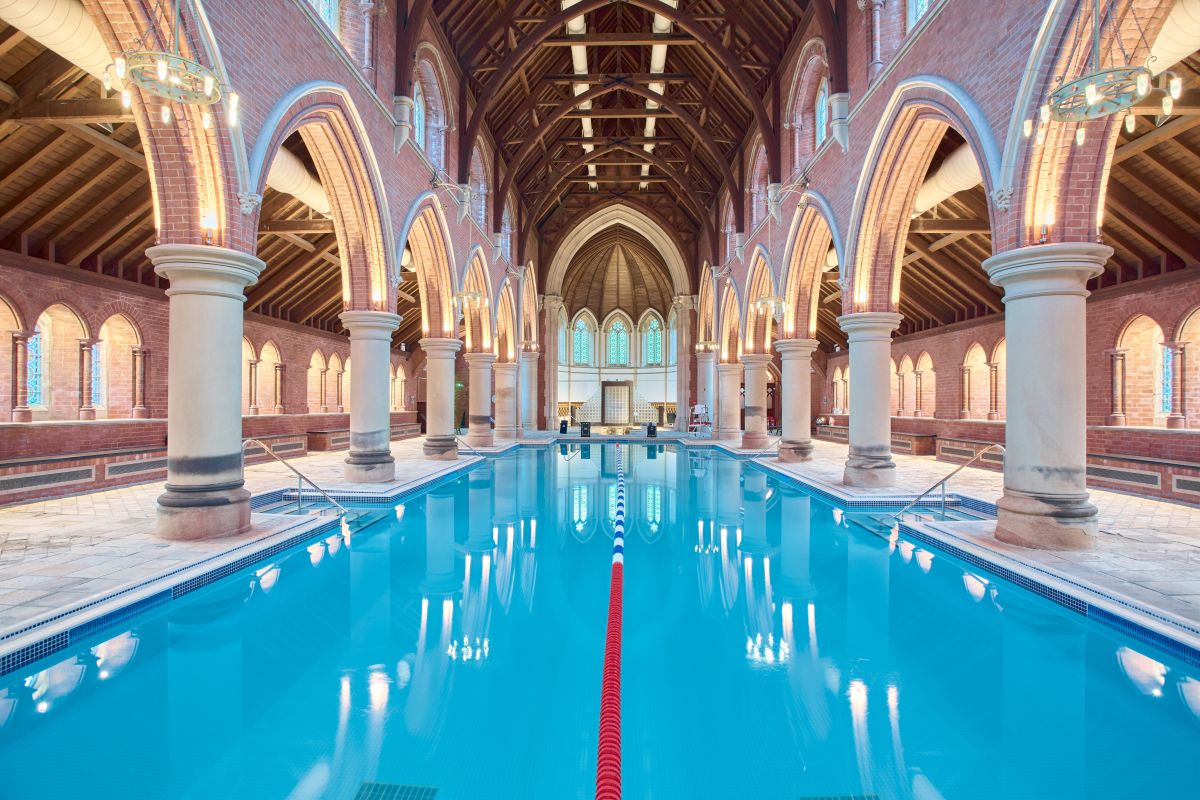 In dieser ehemaligen Londoner Kirche ist ein Schwimmbad versteckt