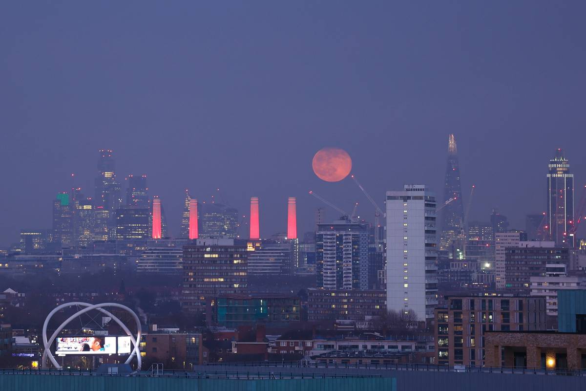 A Rare Blood Moon Lunar Eclipse Will Turn The UK Skies Red This September And It Will Be The ...