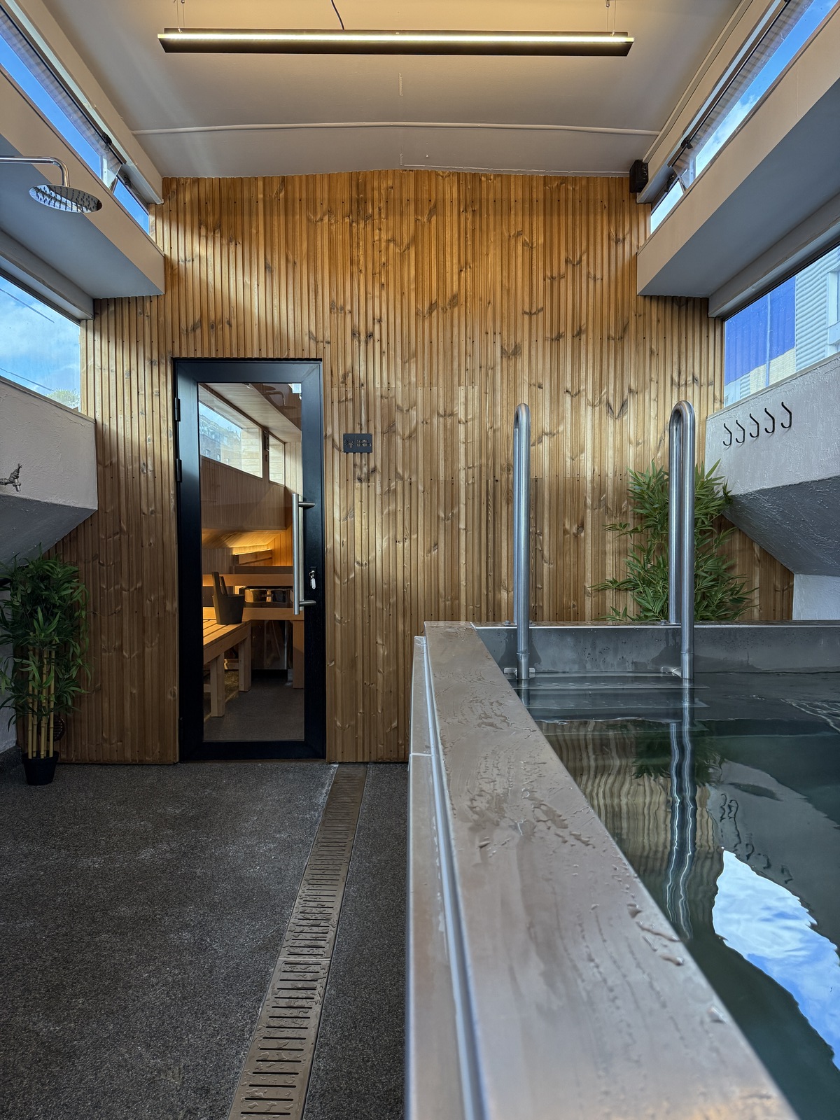 London's Hottest New Sauna Is Hidden Away On A Boat In North London ...