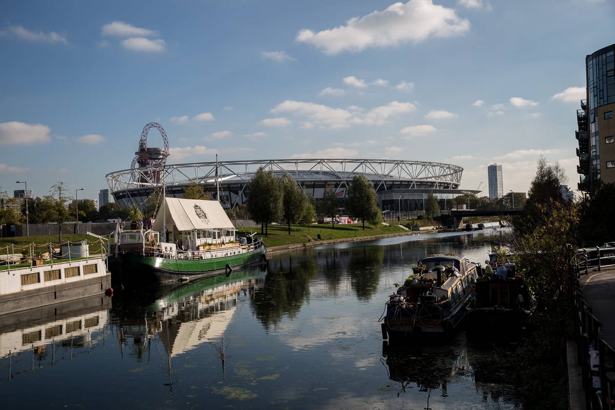 This Floating Restaurant Can Be Found On Board A Historic Barge In East ...