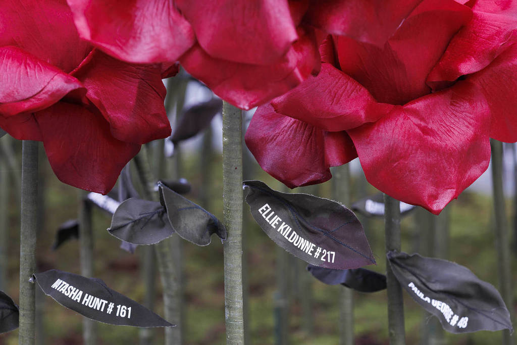 A Striking Trail Of Giant Red Roses Has Surrounded The London Eye ...